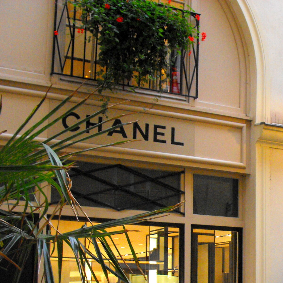 Продажи Chanel и LVMH замедлились на фоне инфляции - Агентство ...